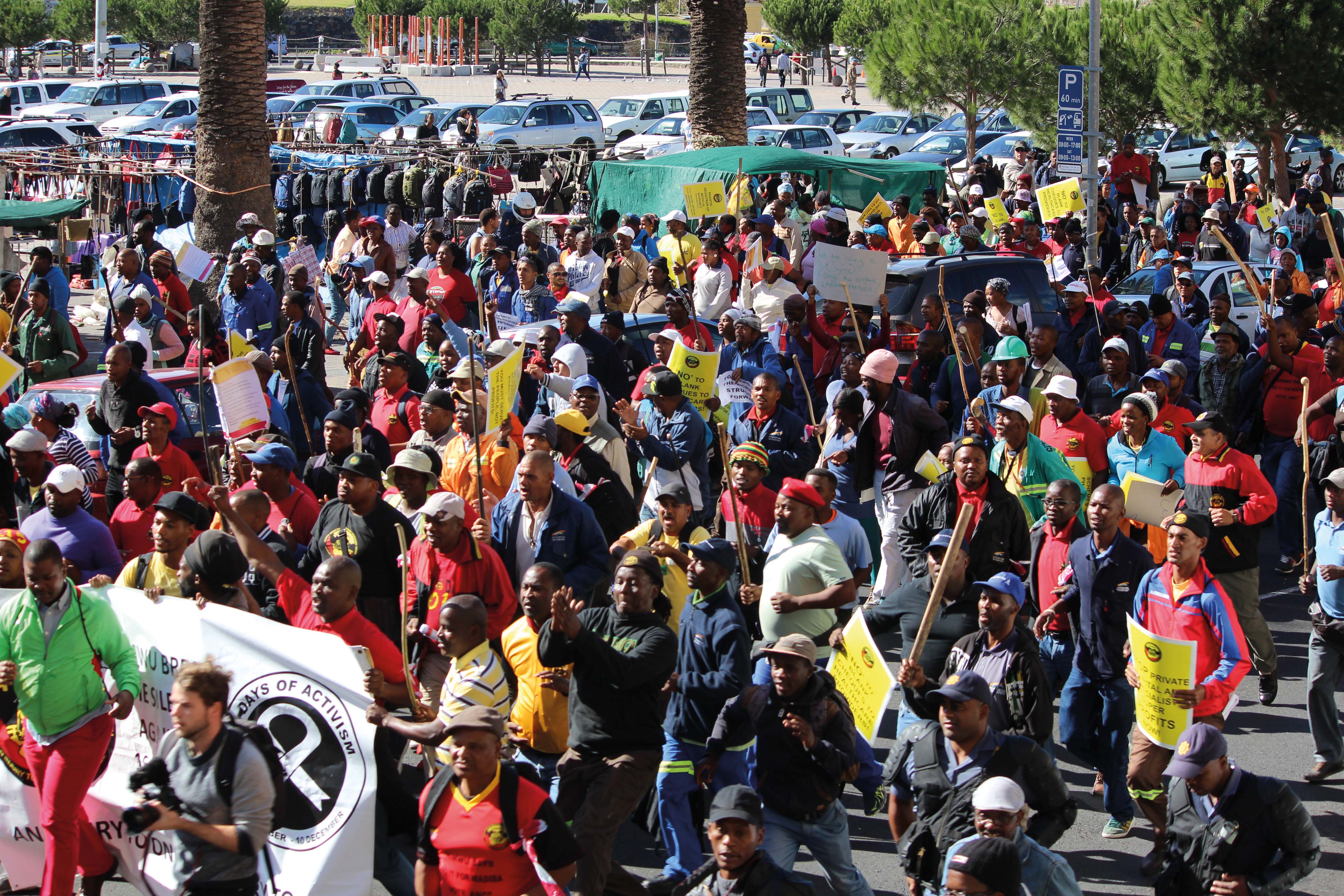 SAMWU strike brings Cape Town to a standstill – Elitsha