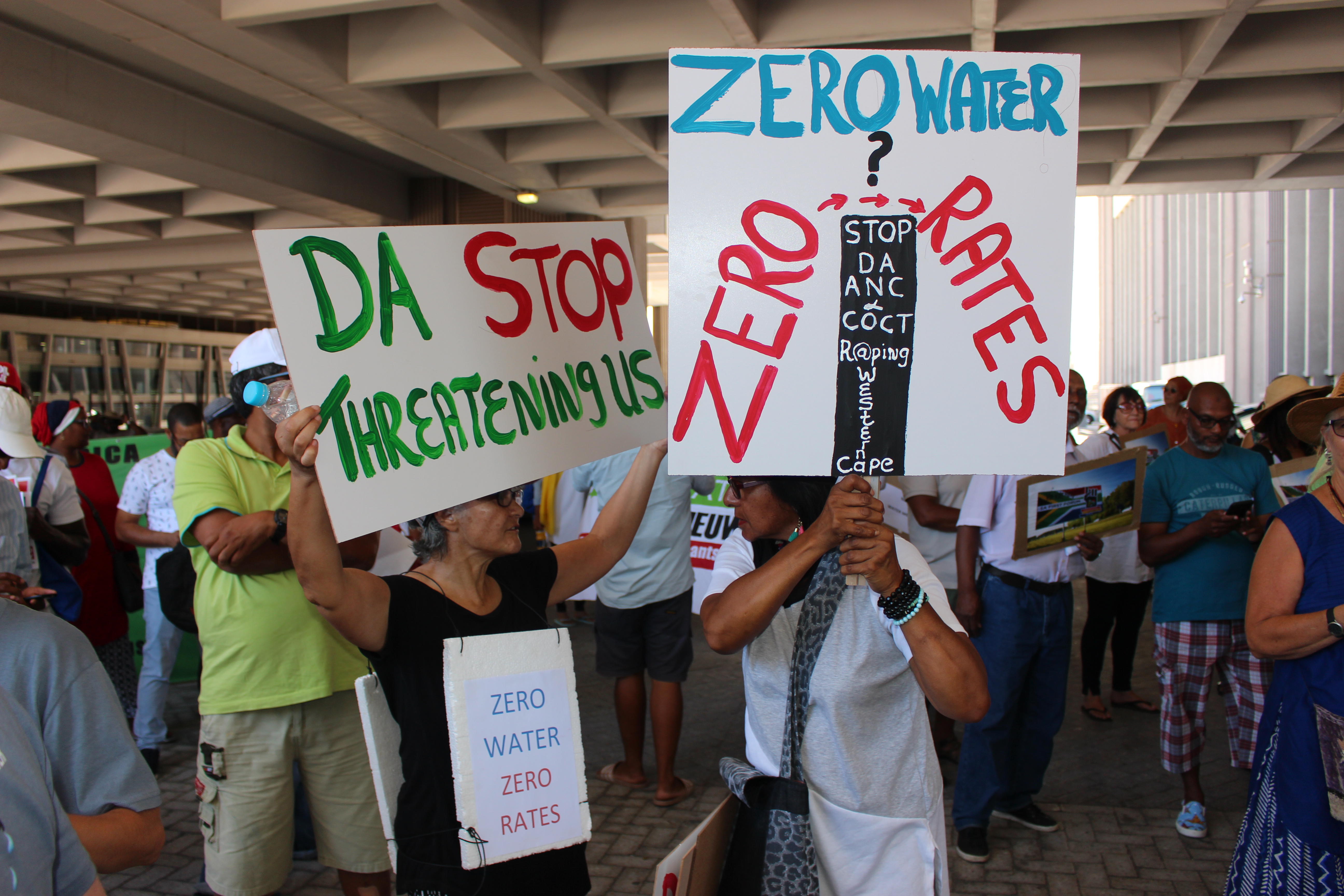 Community groups protest against “water management crisis” – Elitsha