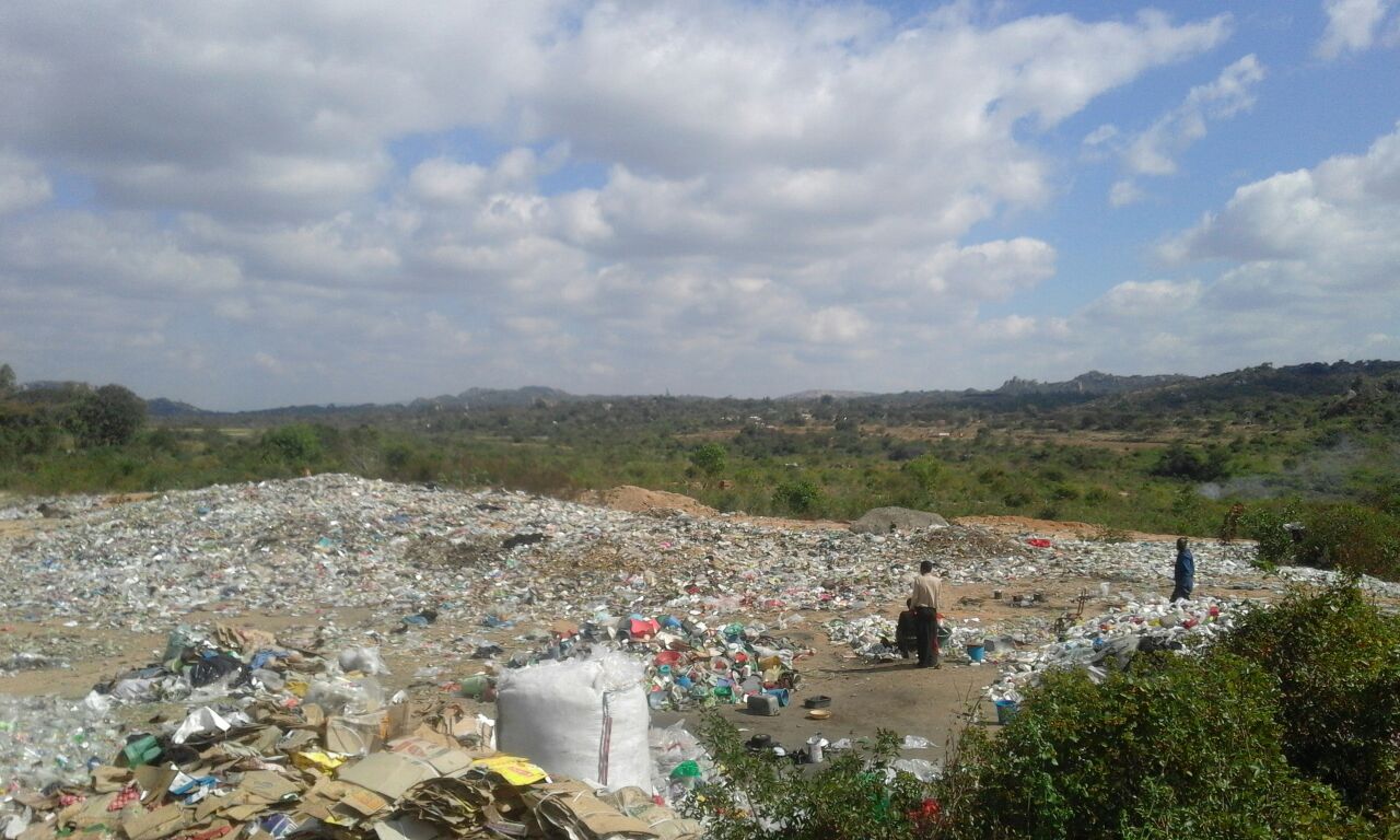 Poorest in Zimbabwe look for food in dumps – Elitsha