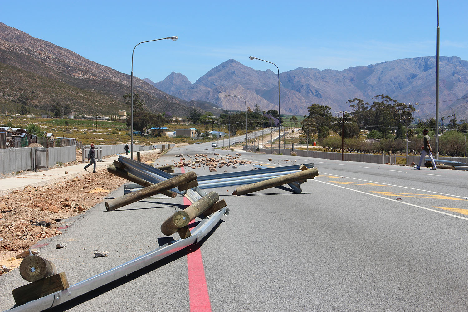 Looting mars De Doorns protest – Elitsha