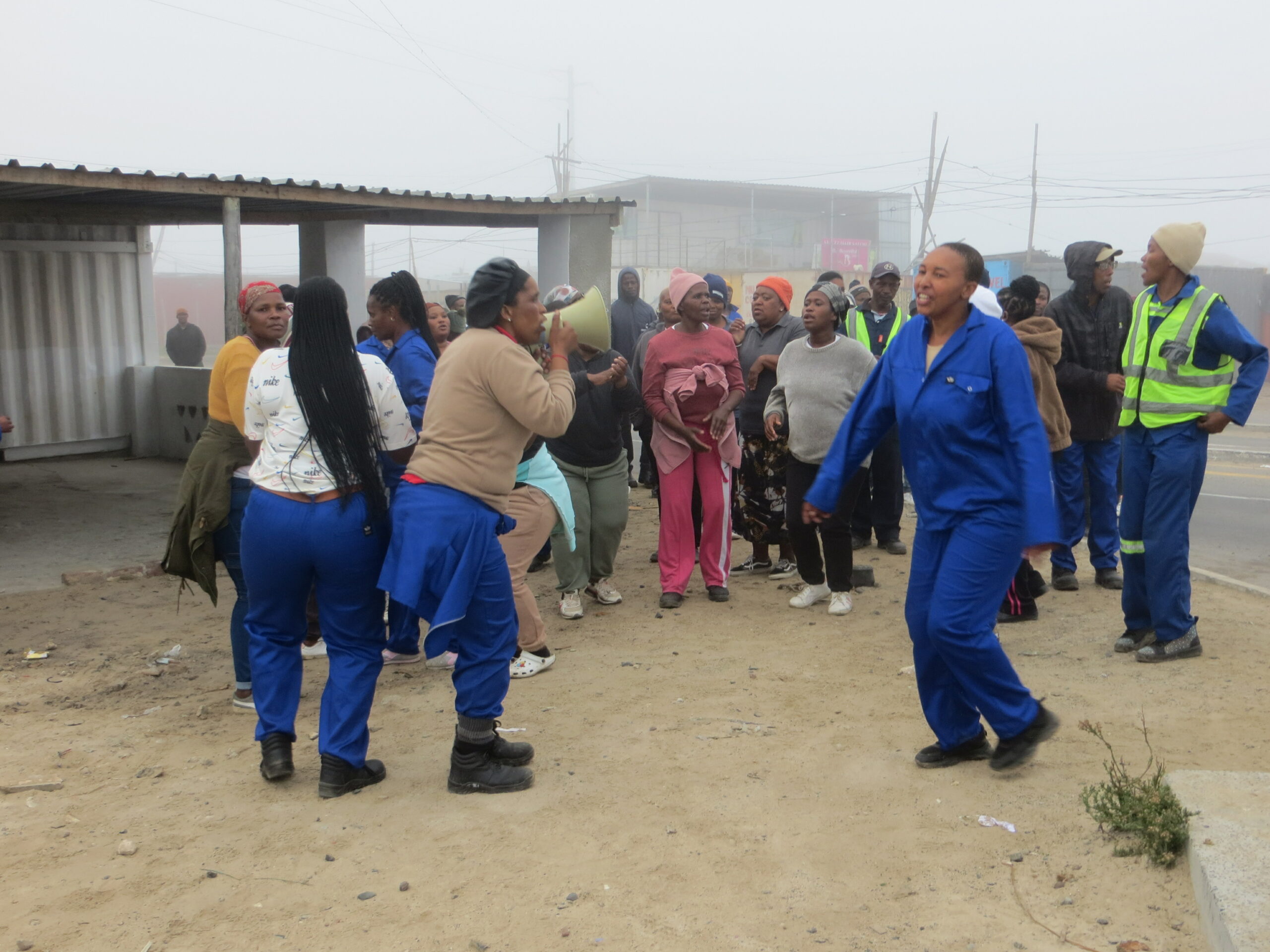 Impoverished workers barricade N2 – Elitsha